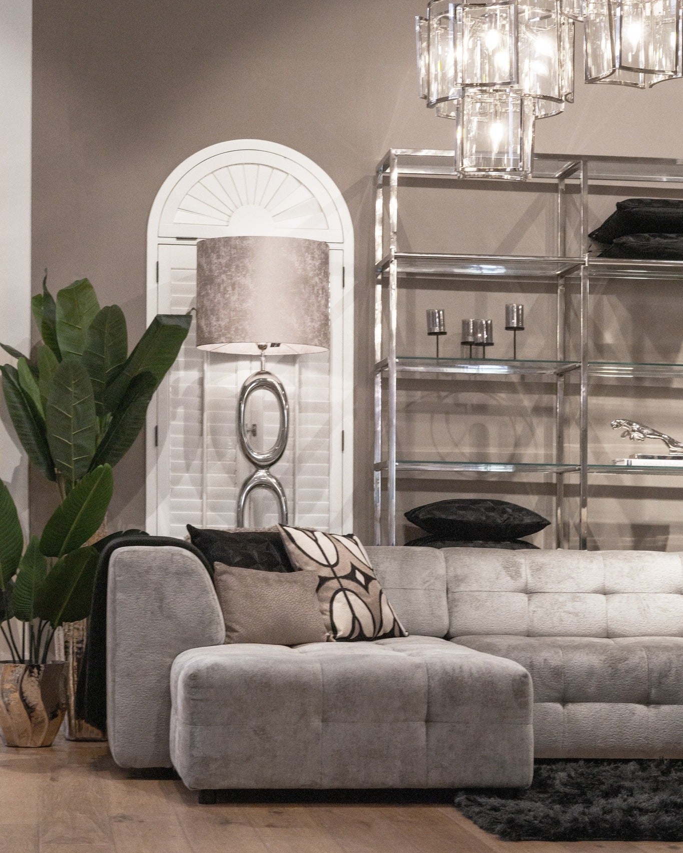 Skálar og Diskar – Blomaskur Villu flower and gift shop